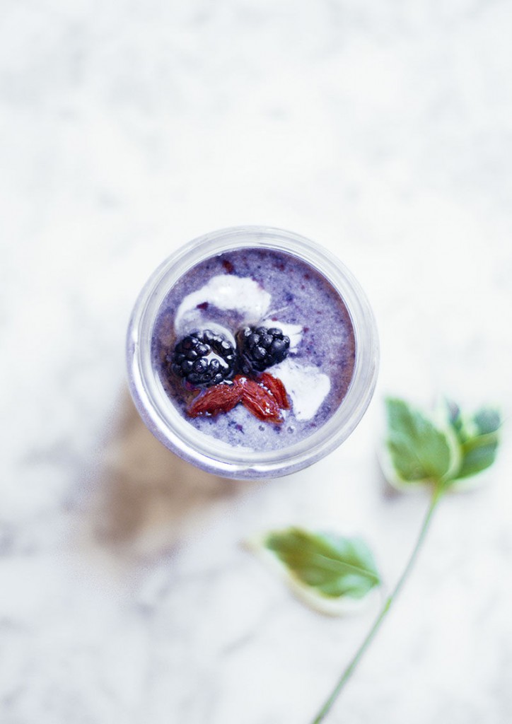 SMOOTHIE MORADO CON ARÁNDANOS, MORA, ACAI, PLÁTANO Y JENGIBRE