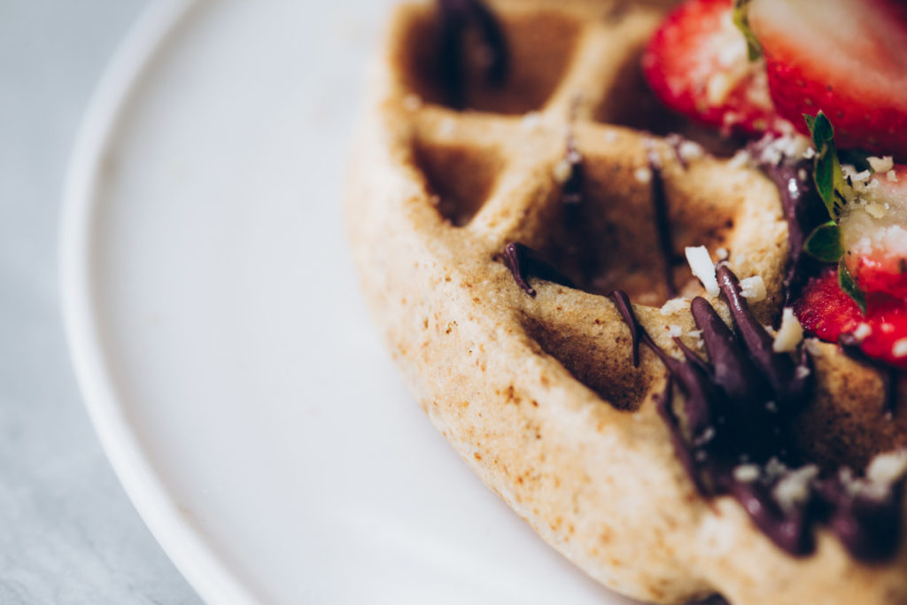 GOFRES CON FRESAS, CHOCOLATE Y ALMENDRAS
